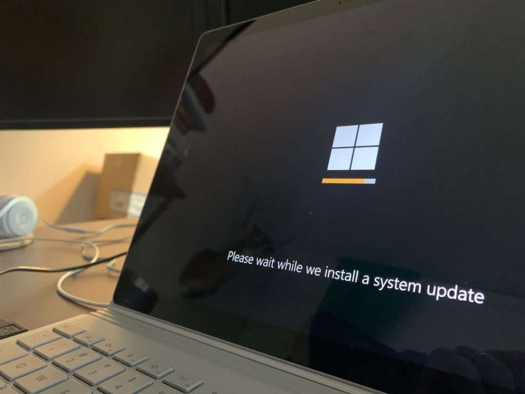 How to Keep the Toolbar Always Visible in Windows 11