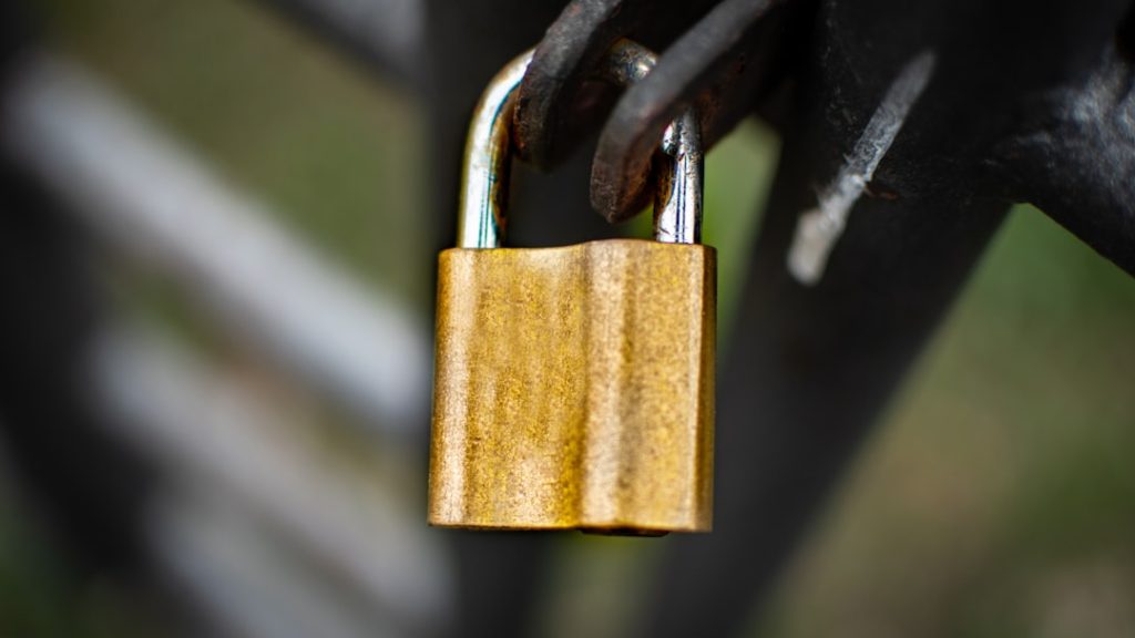 How to Keep the Toolbar Always Visible in Windows 11