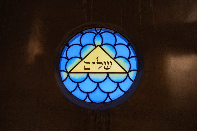 10 Logo Makers That Support RTL Layouts and Scripts